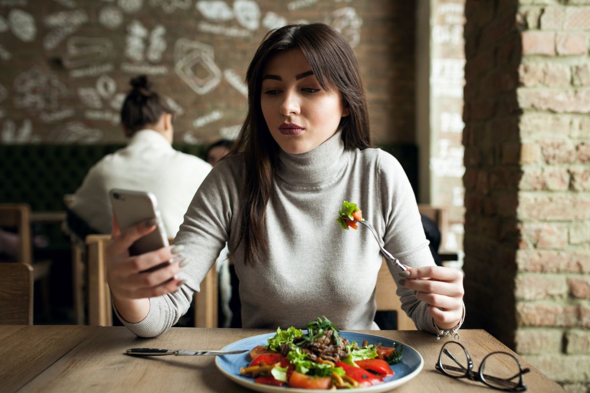 Comer mexendo no celular faz mal à saúde? | BOA FORMA